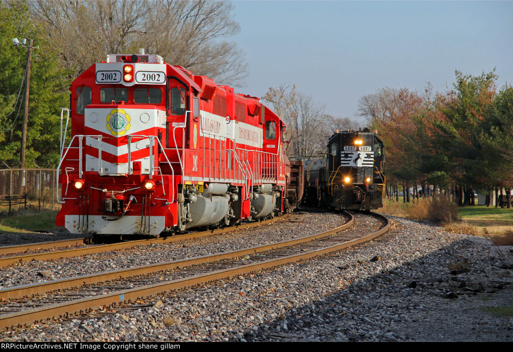 TRRA 2002 and NS 5087 works together on the yard job's.